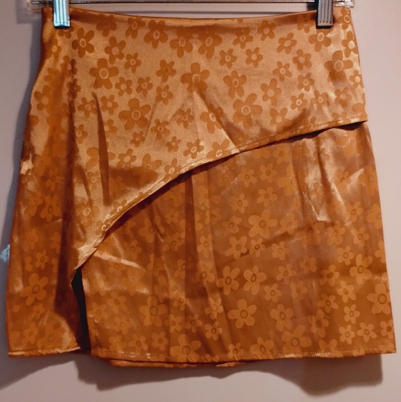 Le Lis | Skirts | Womens Y2k Le Lis Collection Satin Daisy Tiered Mini ...